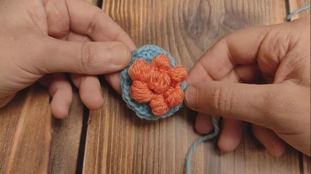 2 объёмные шишечки крючком