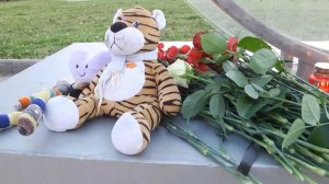 В Курске люди несут цветы к стихийному мемориалу жертвам обстрела пляжа