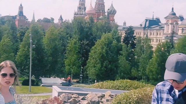 В Москве жара В ГУМЕ фестиваль цветов Прогулки по Москве