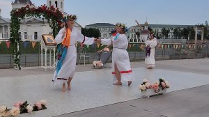 Три женщины танцуют танец под песню. Песня: Ромашка-Василёк