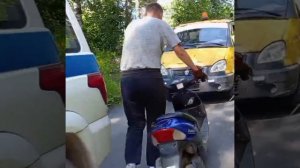 Опасная игрушка: как сотрудники ГАИ спасли жизнь ребенку на неисправном скутере