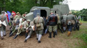 Вызволение реплики бронемашины "Гарфорд" из грязевого плена, Кронштадт, 6 июля 2025