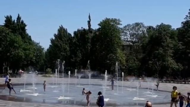 Купание в фонтане