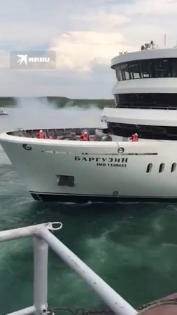 Круизный лайнер «Баргузин» протаранил буксир во время спуска на воду в Иркутске