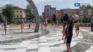 Калужские дети спасаются от жары в фонтане