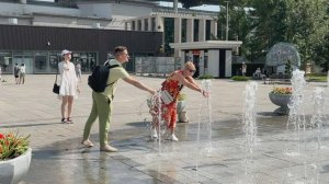 Москвичи спасаются от аномальной жары у фонтана в «Лужниках»