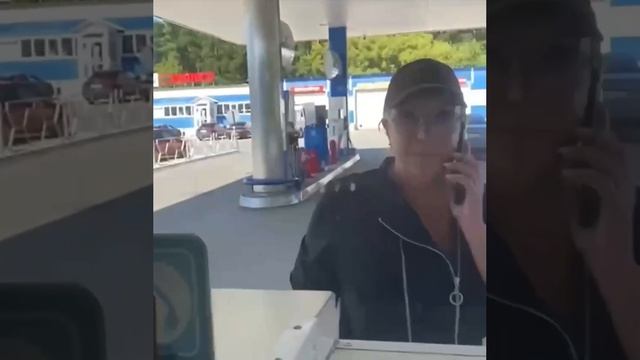 В Екатеринбурге автомобилистка устроила скандал на заправке и угрожала оператору АЗС
