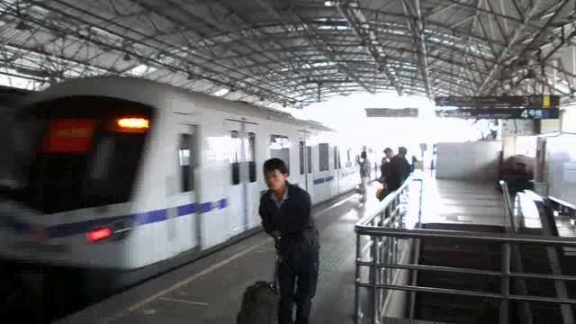 Шанхай, станция метро Баошань Лу, поезда 4-й линии метро, 2014 г.