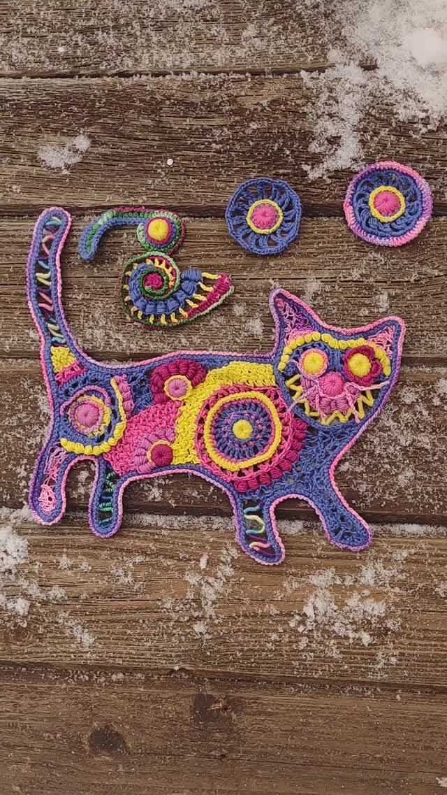 Кот крючком фриформ из шнура гусеница