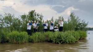 Пусть всегда будет солнце - духовой оркестр выступает на островке