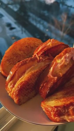 Жареные бутерброды! Получилось сочно, сытно и очень вкусно))