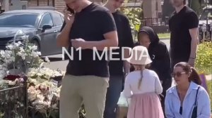 5-летняя дочь Анастасии Заворотнюк впервые на могиле у мамы. Петр Чернышев и семья поминают актрису