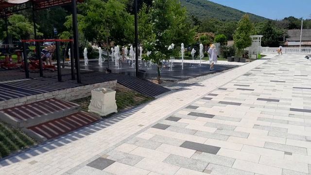 Кабардинка 2025 . Еще один фонтан возле пляжа Жемчужина моря . 06.07.2025