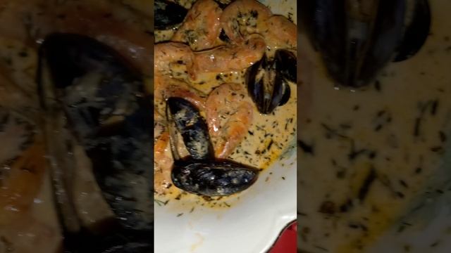 Морепродукты. Как приготовить . Мидии, креветки королевские. Очень вкусно в сливочном соусе. Рецепт