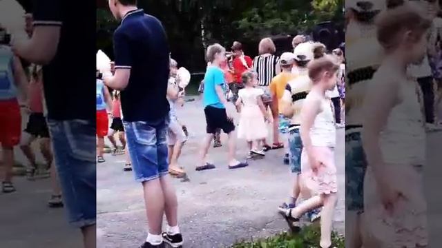 Детский праздник во дворе.