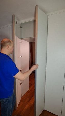 Шкаф распашной делит комнату