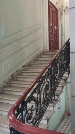 Доходный дом Бака на ул.Кирочной, 1904 г. Парадная с витражами и лепниной