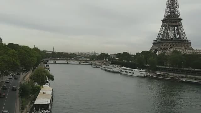 Париж и Эйфелева башня из окна поезда метро.