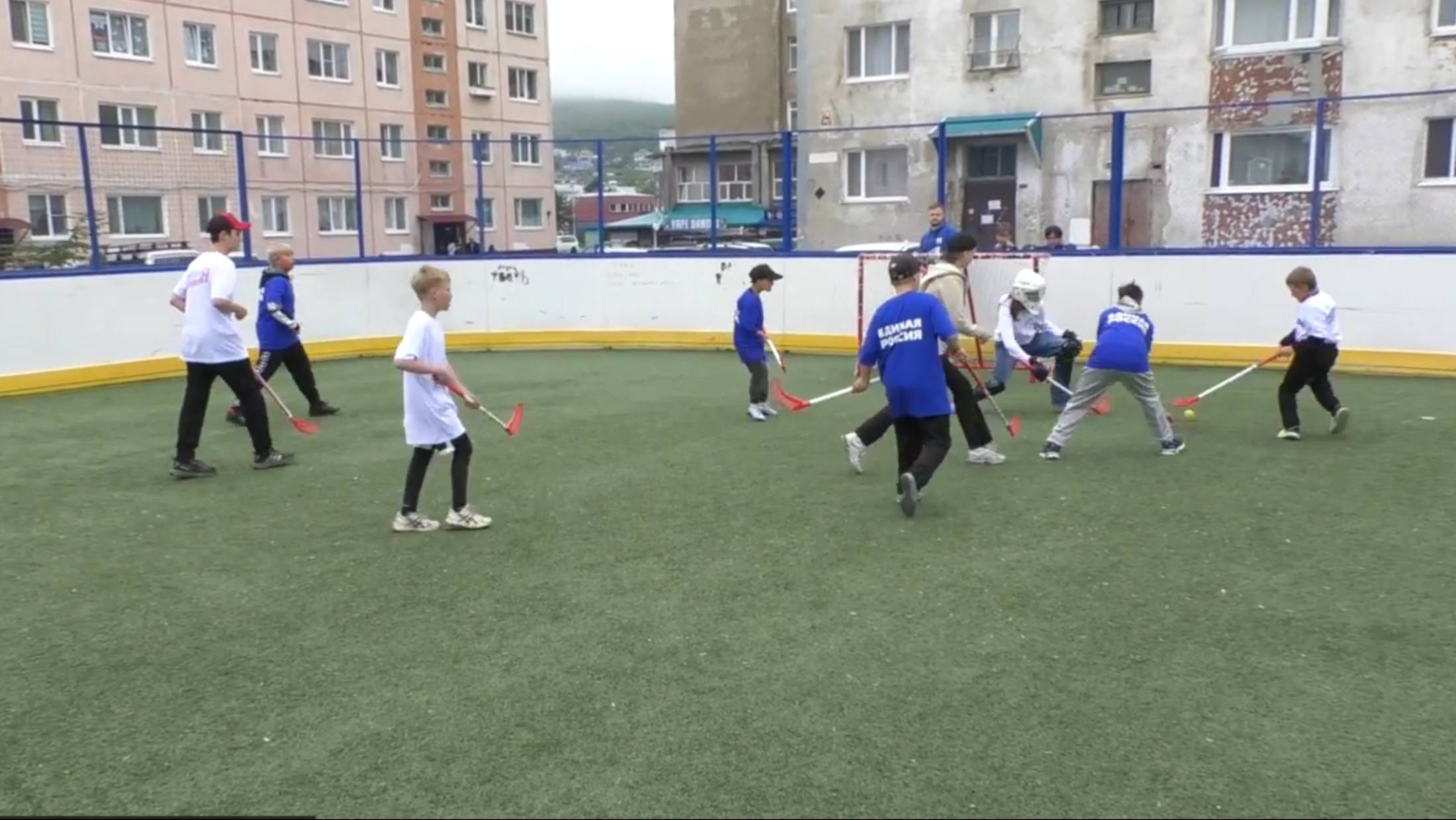Магаданские спортсмены сыграли в хоккей на траве