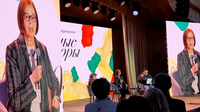 Евгения Симонова на Патриарших, Театральный бульвар