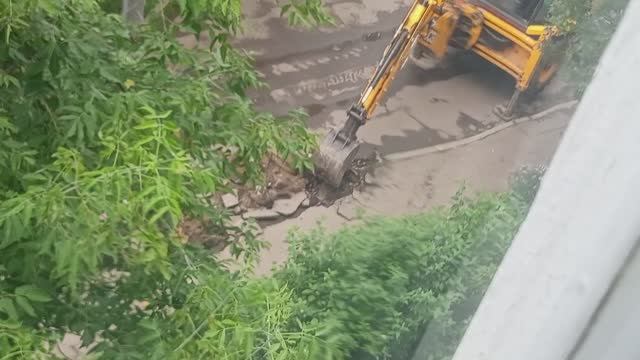 Ломают бордюр на тротуаре под окнами (14.07.2025)