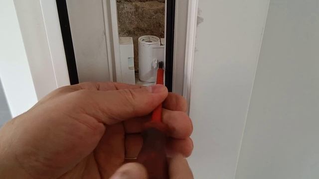 Регулировка пластиковой двери, петель, защёлки, замка. Пять советов по регулировке двери.