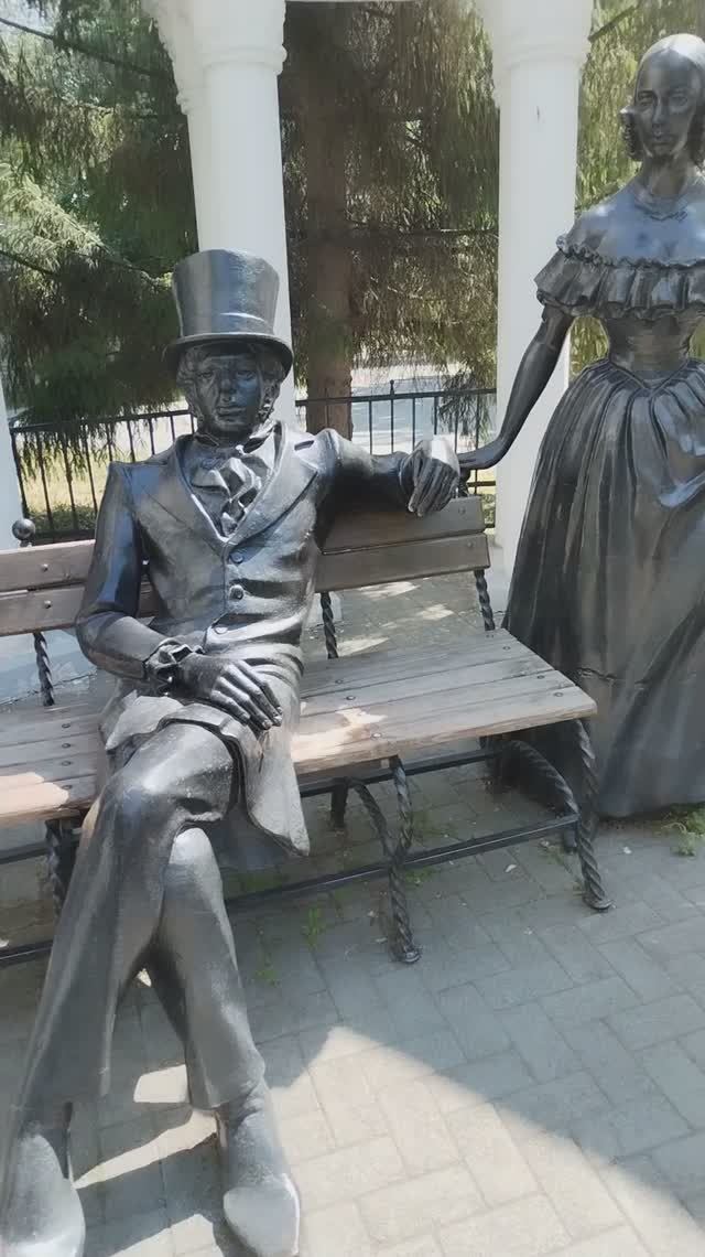 Скульптура А. С. Пушкина и Натальи Гончаровой в парке.