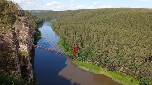 Воздушная лестница над  горной бездной и смелая девушка