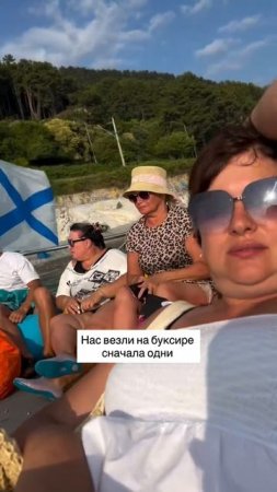 На теплоходе музыка играет