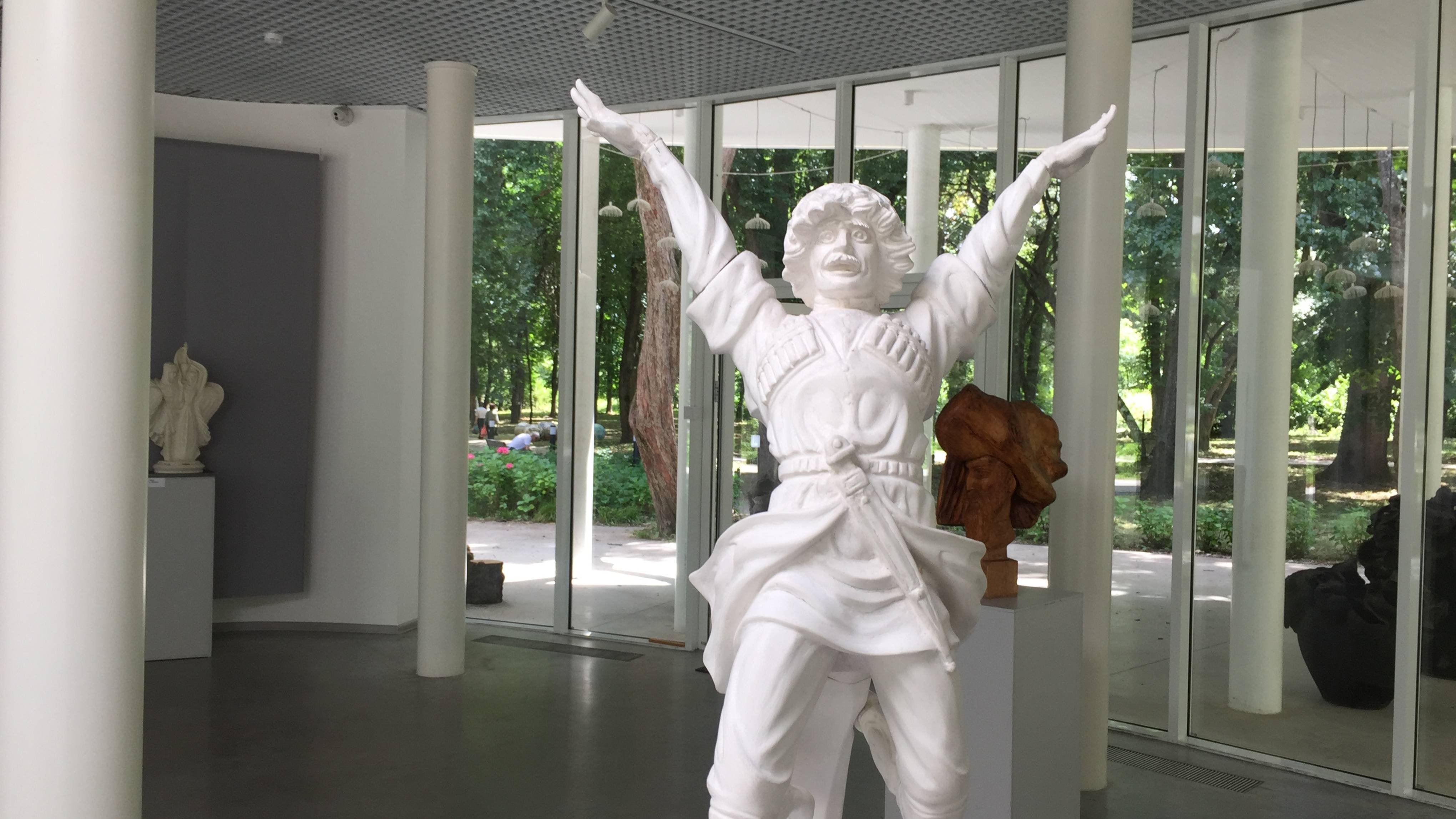 Нальчик.  Павильон современного искусства . Выставка  скульптора Тахир Черкесов  Ах, мой Чегем