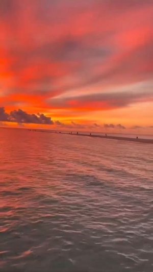 Волшебный закат 🌅  С приходом декабря начинается сезон халхун на Мальдивах, который длится до марта