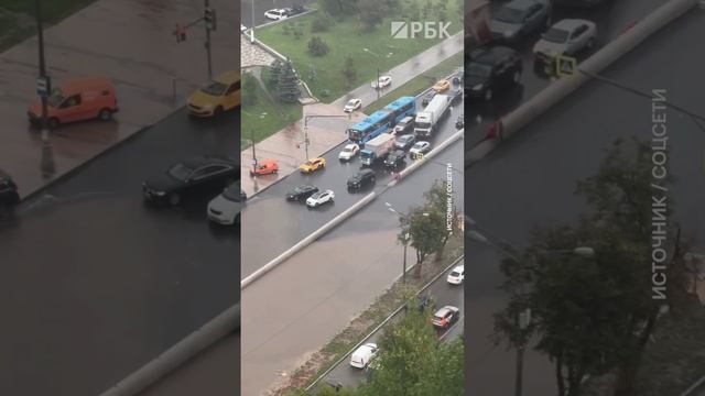 Улицы Москвы затопило после обрушившегося ливня