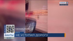 В Анапе микроавтобус перевернулся после ДТП с легковой машиной на перекрестке