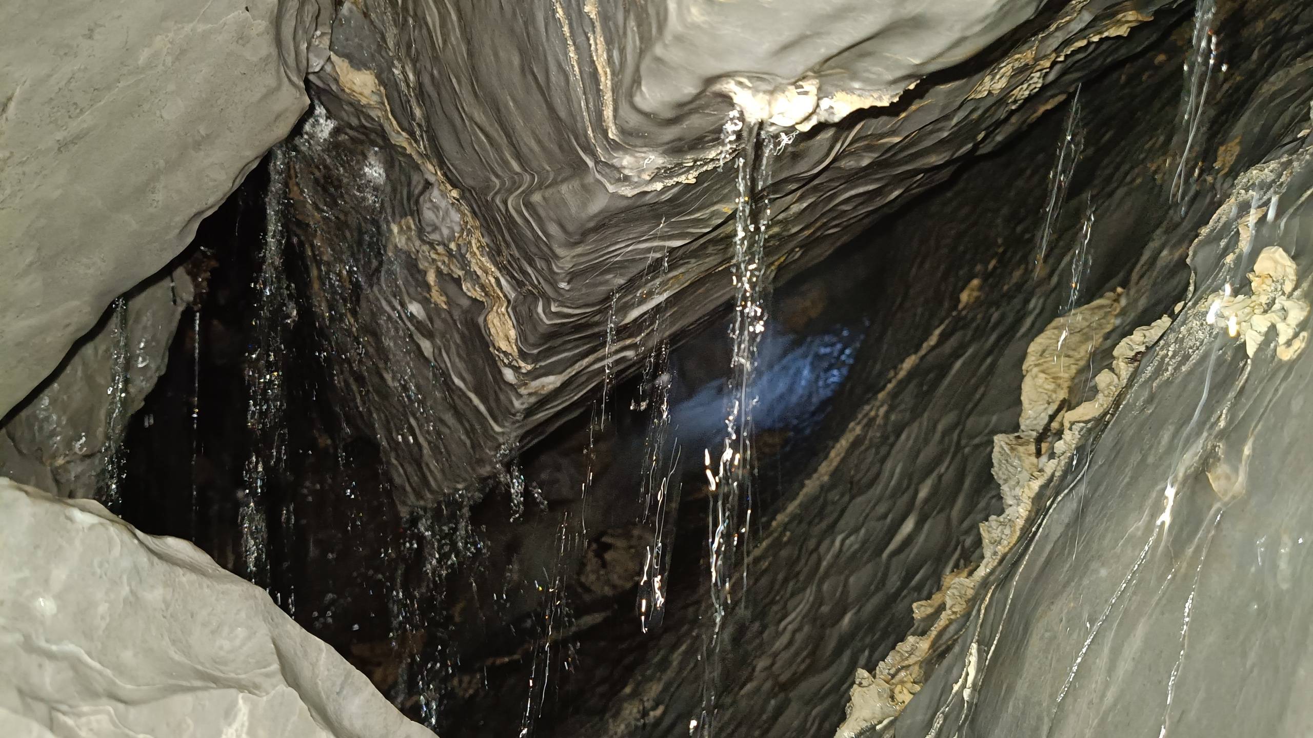 Бойцовская пещера в Крылосово и лесной водопад весной.Часть 2.Нашёл со второй попытки тайное место.