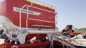 Обзор сеялки TERRASEM V8000 с внесением удобрений от австрийской компании PÖTTINGER