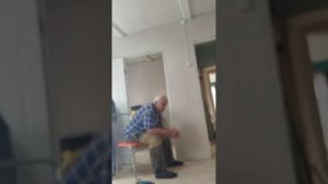 сидит чел