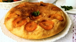 Абрикосовый пирог, приготовленный на сковороде.