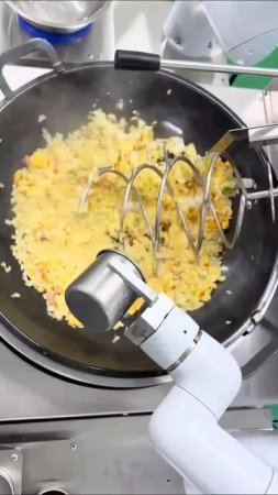 Машина готовит жареный рис!