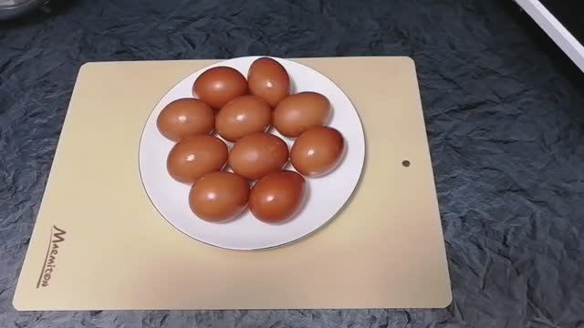 Красим яйца в луковой шелухе