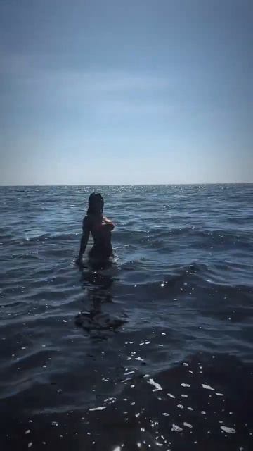 Купание девушки в море