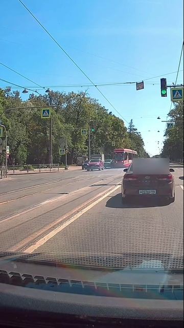 Белый дым из выхлопной трубы.