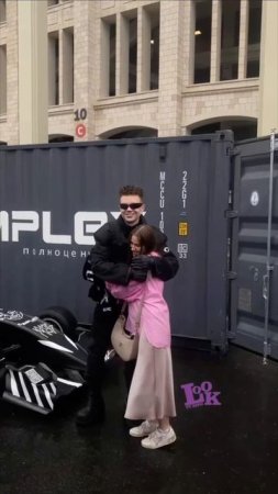 Элджей на VK фесте несмотря на дождь, вышел сфотографироваться со своими фанатами.
