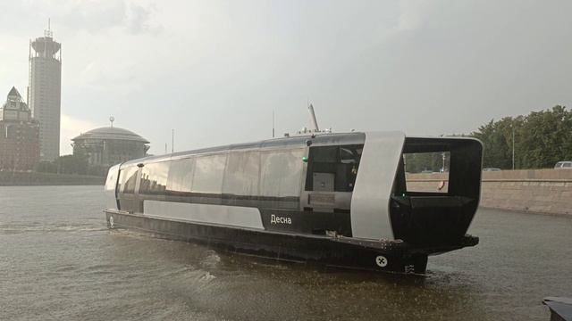 Речные суда "Очаковка" и "Десна" и проливной ливень у Новоспасского причала в Москве (12.07.2025)