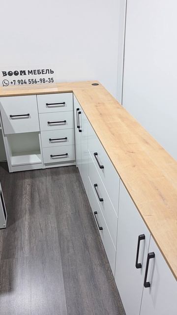 Большой П-образный маникюрный стол