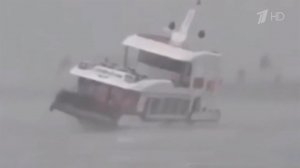 Появились кадры крушения прогулочного катера во Вьетнаме