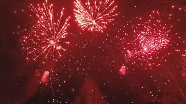 Салют на 23 февраля 2025 в ЦПКиО. Екатеринбург. Фестивальные шары. Крутой фейерверк.