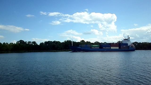 BARCO CONTENEDOR EN UN CANAL DE NAVEGACIÓN