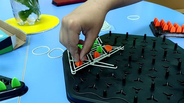 Треугольные шахматы. Ещё одна увлекательная игра на логику