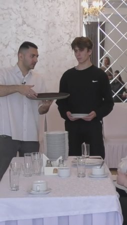 Как правильно носить поднос в ресторане 🖐️🍾