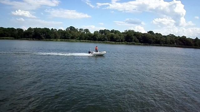 МОТОРНАЯ ЛОДКА В СУДОХОДНОМ КАНАЛЕ
